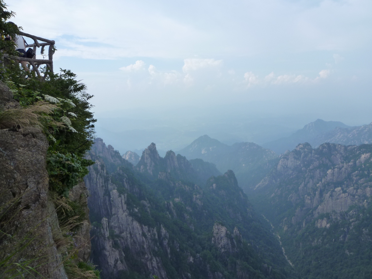 『週末弾丸で中国「天下第一の奇山」と云われる黄山を登る3日間の旅 2 黄山！その断崖絶壁と松の景観を堪能』黄山 中国 の旅行記・ブログ By