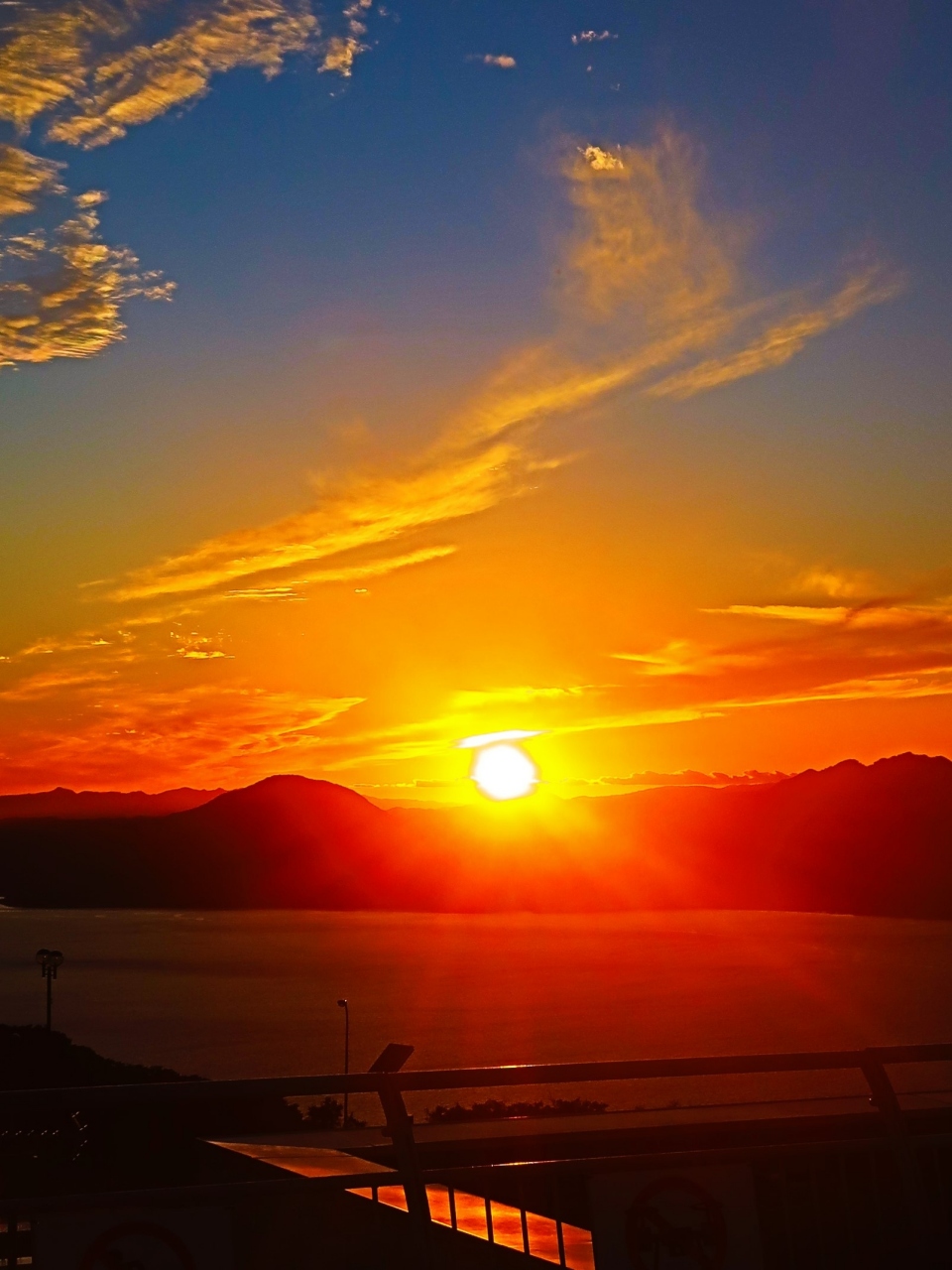 『函館15 函館山展望台b 落日を追って‐夕焼け変幻 ☆群衆の視線-夜景待ち』函館(北海道)の旅行記・ブログ by マキタン2さん【フォートラベル】