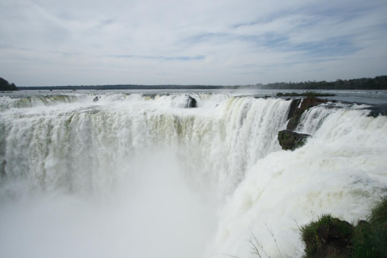 『ブラジル旅行記 イグアスの滝 その3（全貌）』イグアスの滝周辺(ブラジル)の旅行記・ブログ by planetgingaさん【フォートラベル】