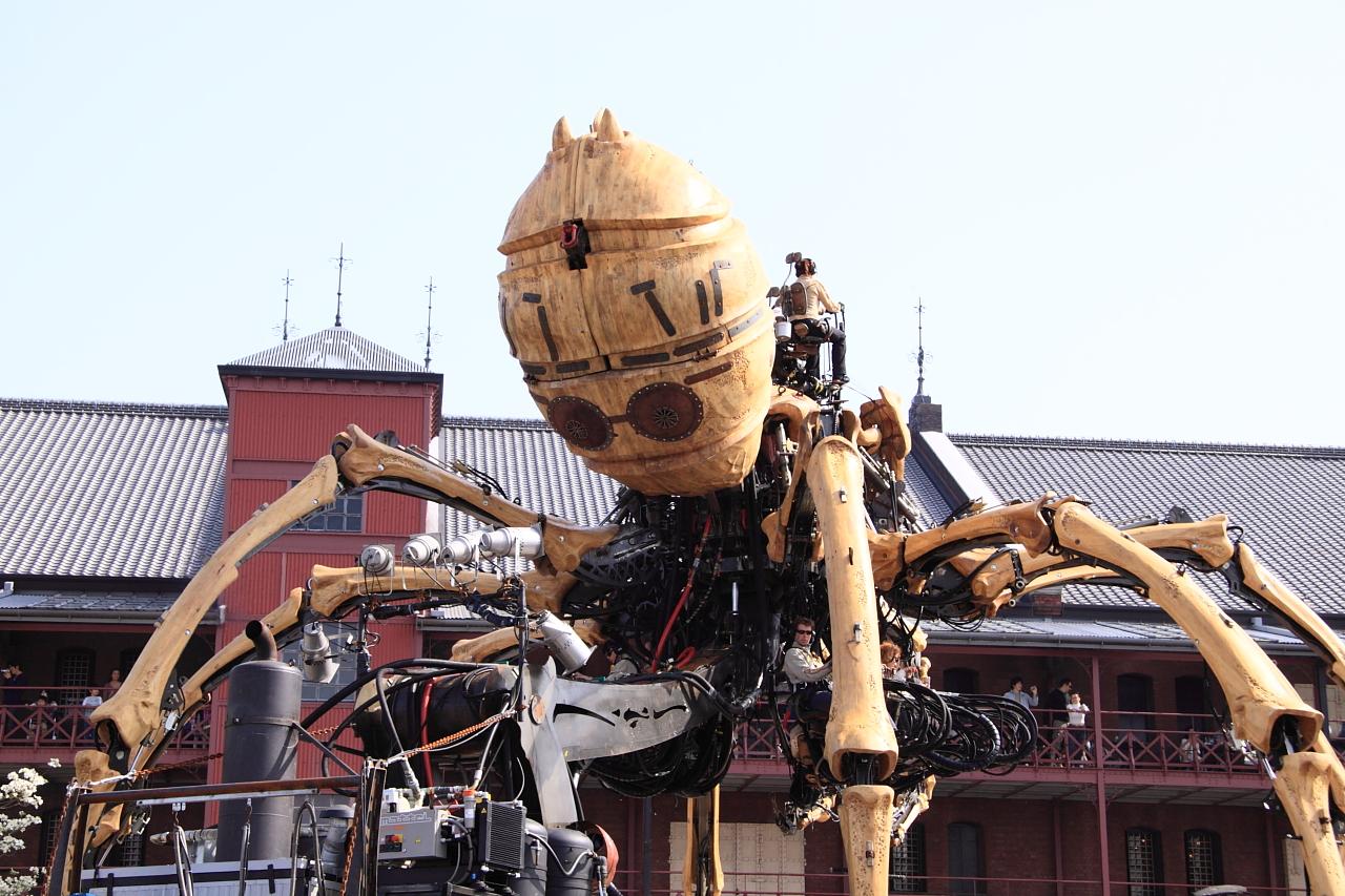 『巨大な"クモ"2匹 横浜 赤レンガ倉庫に出現』横浜(神奈川県)の旅行記・ブログ by ymzkさん【フォートラベル】