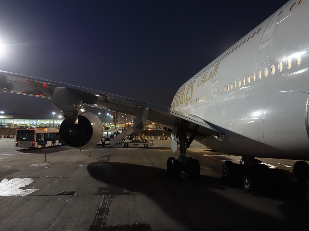 『KIX-DXB EK317便 A380-800 に乗りました。エコノミーは一階席で荷物置き場みたいですねェ。 』ドバイ(アラブ首長国連邦)の ...
