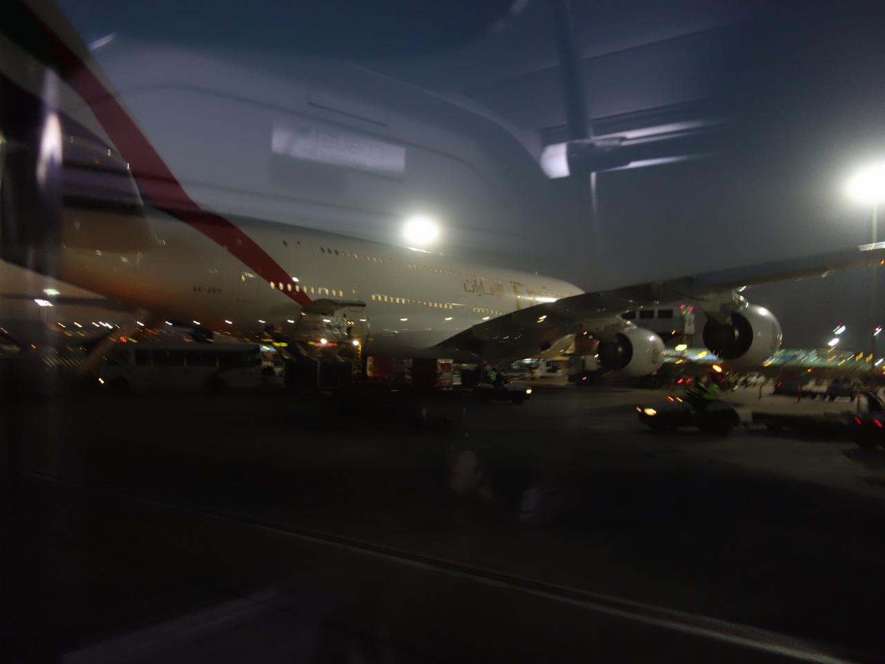 『KIX-DXB EK317便 A380-800 に乗りました。エコノミーは一階席で荷物置き場みたいですねェ。 』ドバイ(アラブ首長国連邦)の ...