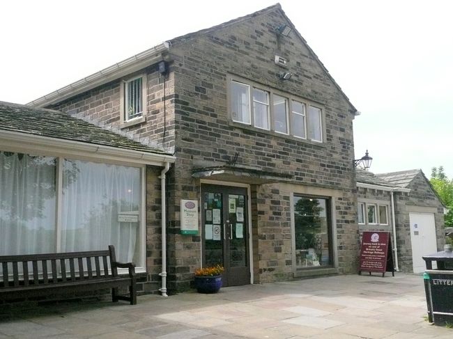 『uk81ブロンテ姉妹が育ったハワースの家・博物館とブロンテ姉妹一族が眠るパリッシュ教会と墓地 In ハワース』ハワースイギリスの旅行記