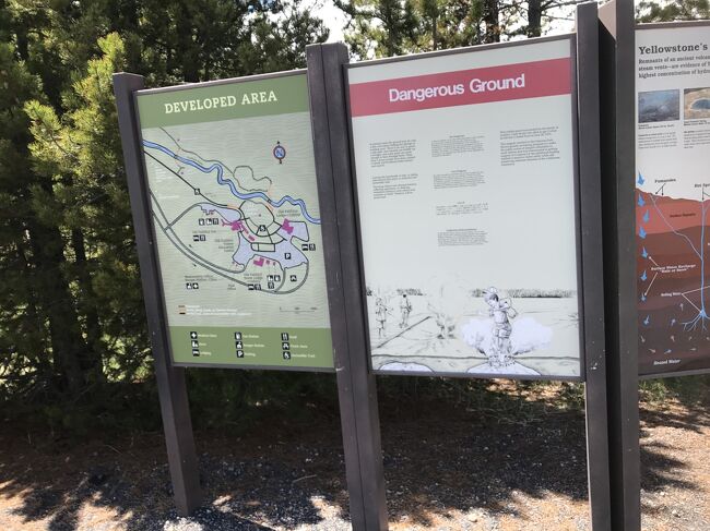『ワイオミング州 イエローストーン国立公園 ー キャッスルガイザーの前を通ってトレイルの終了地点に向かう 』イエローストーン国立公園周辺