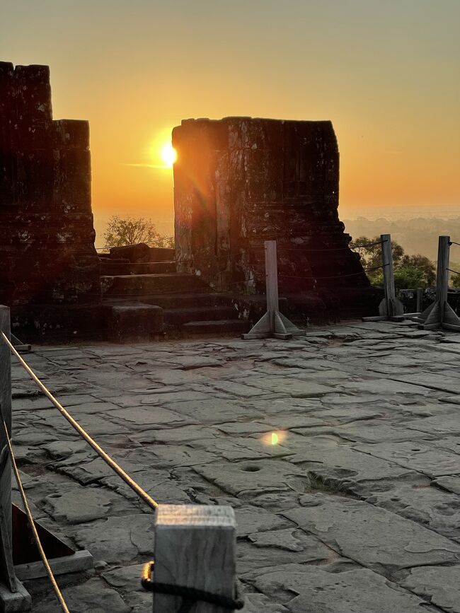 『アンコール遺跡群世界遺産のプノンバケン寺院の朝日鑑賞について』シェムリアップカンボジアの旅行記・ブログ By 日本語ガイドトムさん